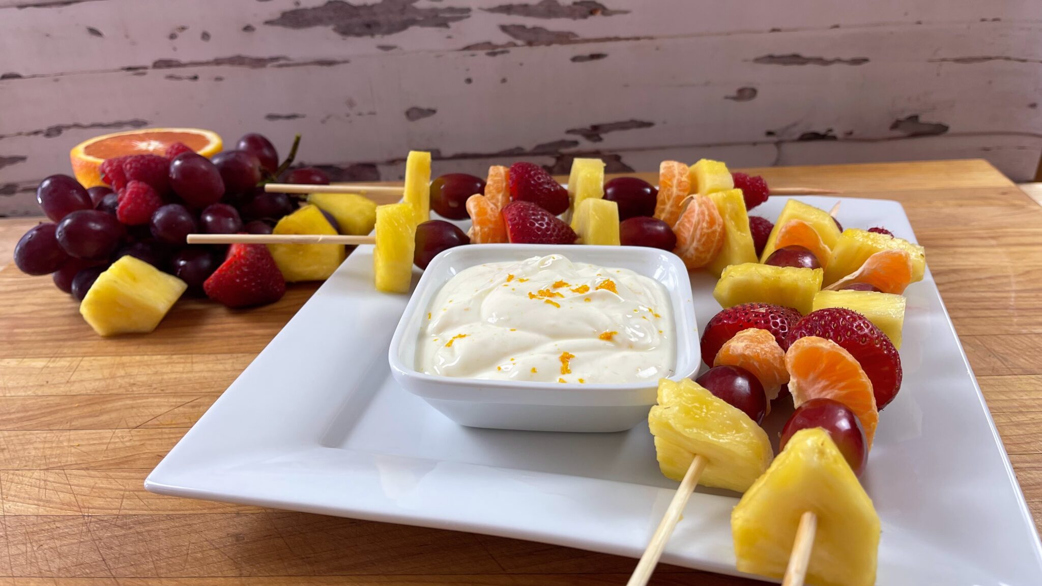 Deliciosos Pinchos de Frutas Frescas con Dip de Yogurt Griego ...